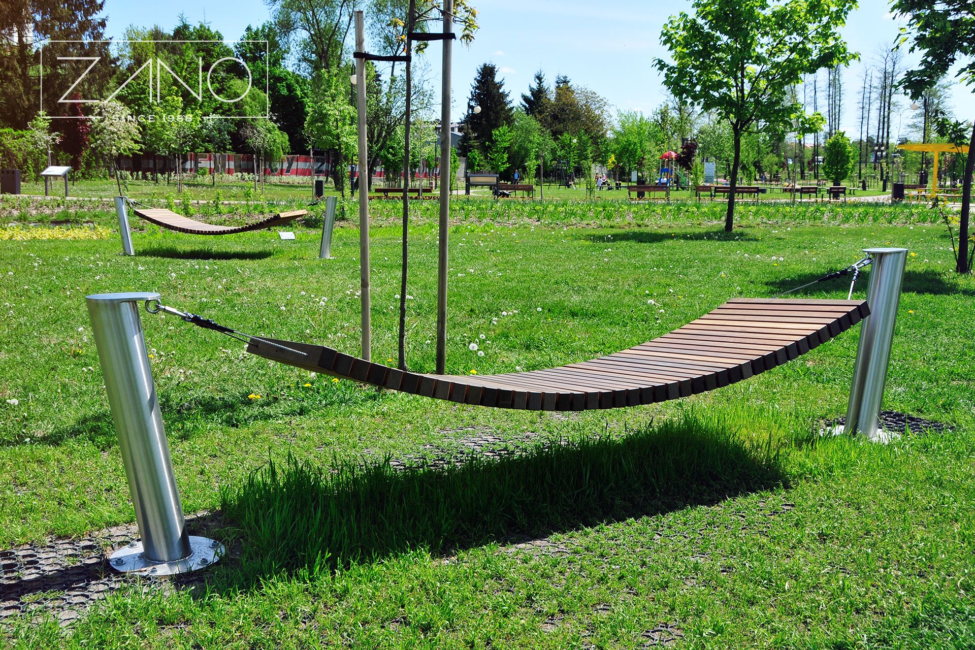 Amaca urbana Wave in acciaio inox e legno esotico